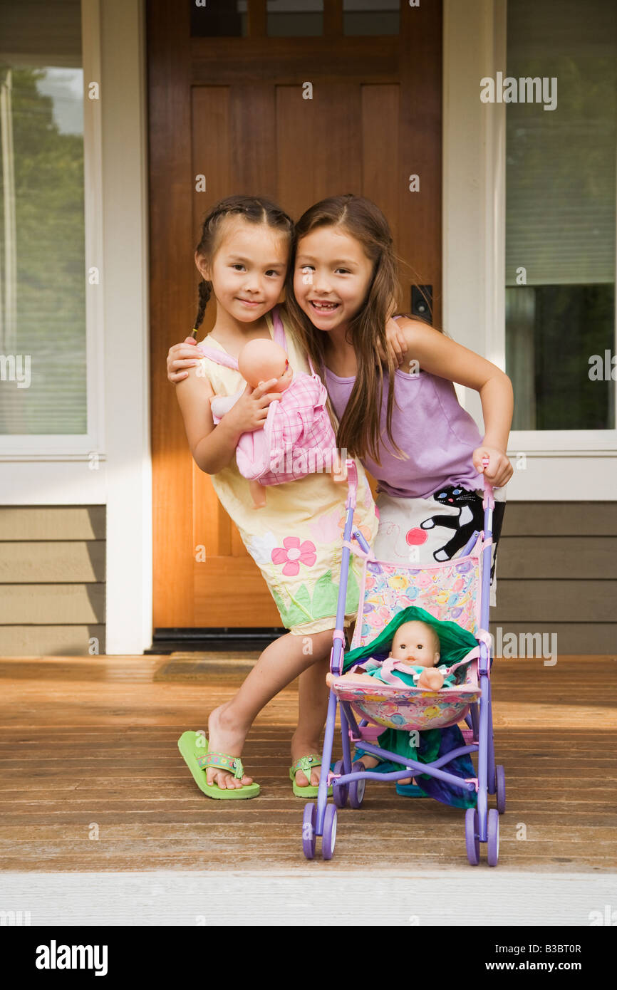 Two Asian Girl Sisters Hugging Banque De Photographies Et Dimages à