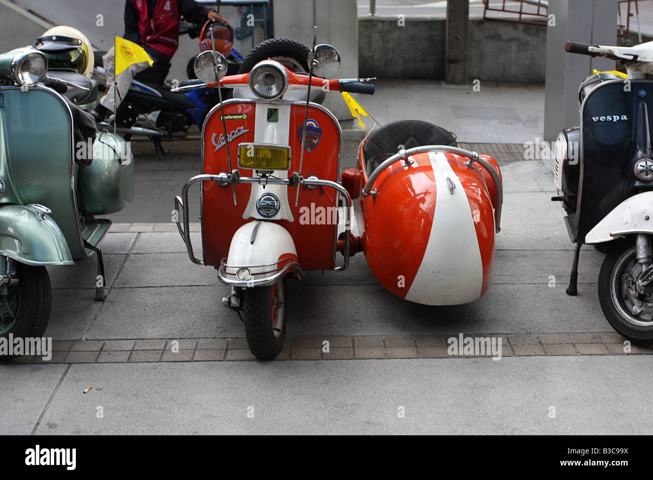 Vespa scooter sidecar Banque de photographies et d’images à haute ...