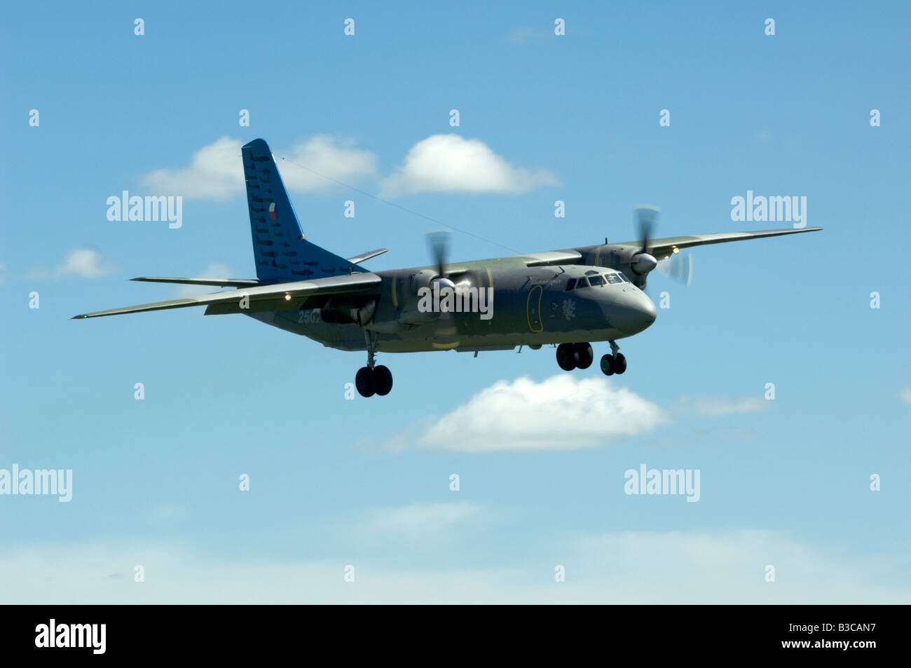 L'Antonov An 26 OTAN Curl est un avion de transport bimoteur ...