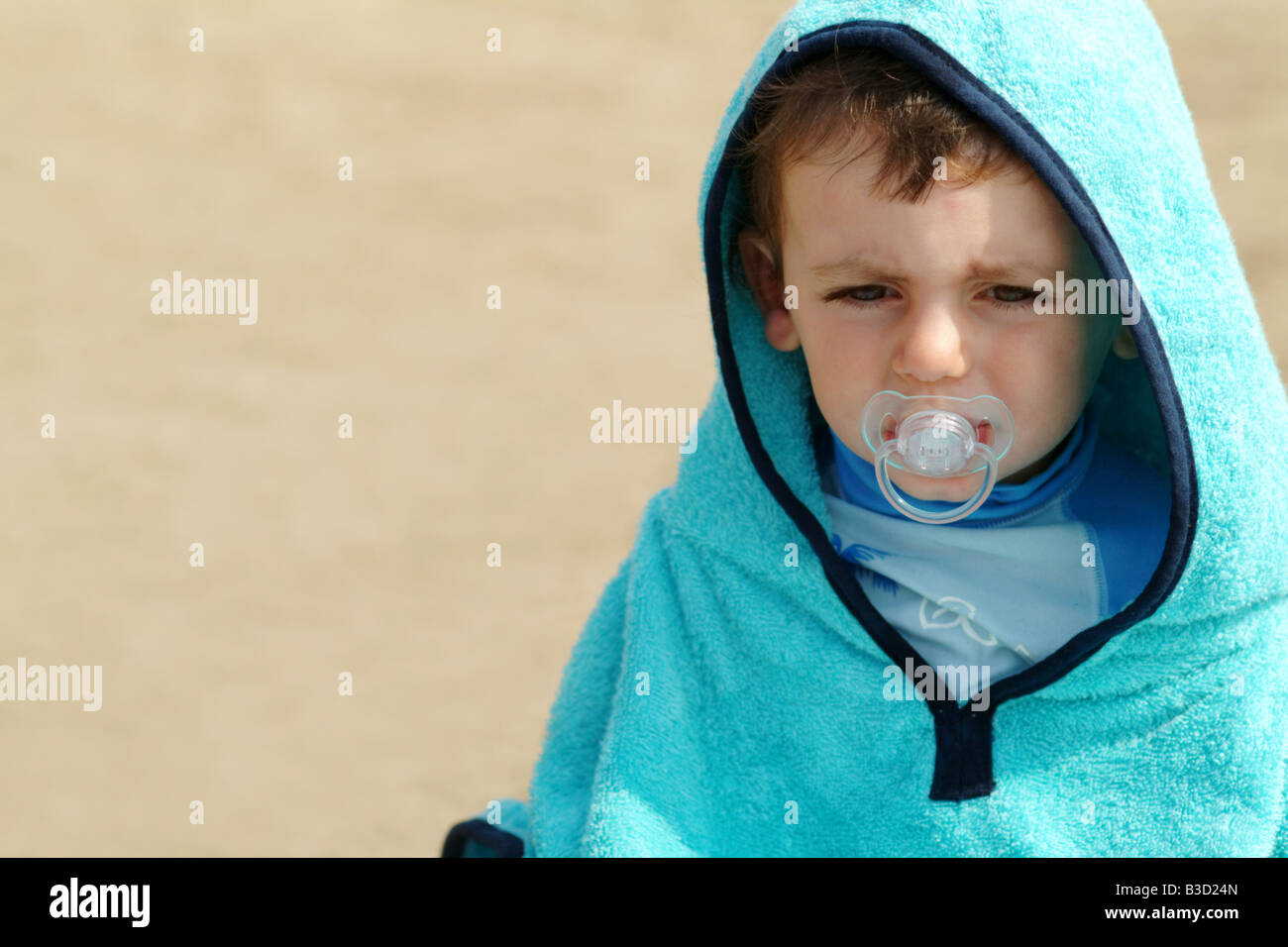 Un Jeune Garçon Suce Sa Sucette En Regardant La Mer Sur La Plage En été Photo Stock Alamy