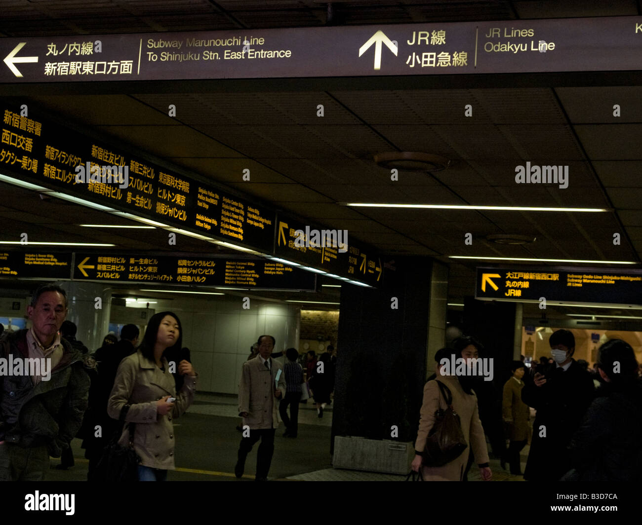 Signe de la gare de shinjuku Banque de photographies et d’images à ...