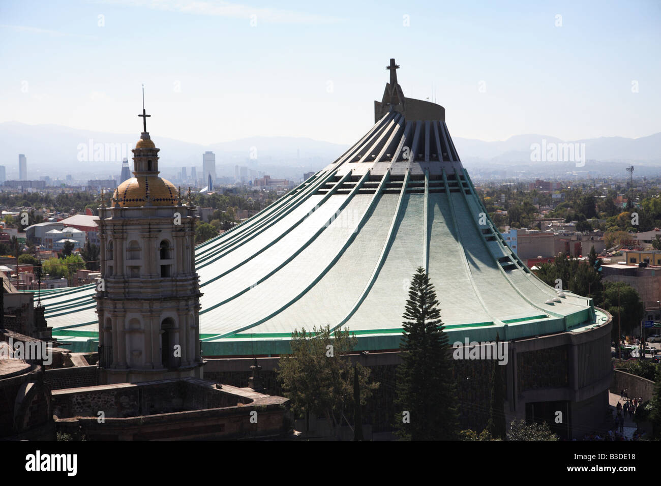 Toit de la nouvelle basilique moderne ou de Notre Dame de Guadalupe ...