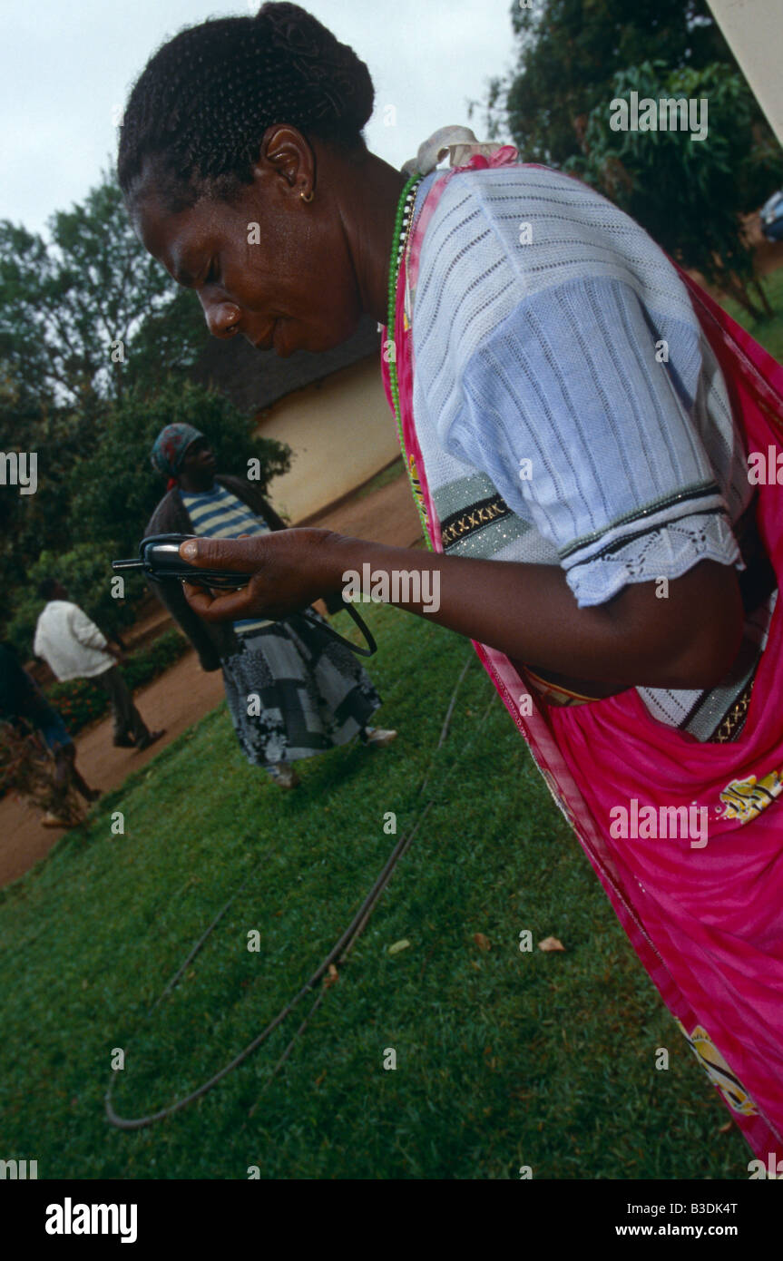 African woman mobile phone rural Banque de photographies et d’images à ...