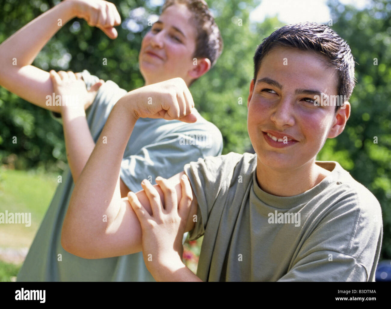 Boy showing off his muscles Banque de photographies et d’images à haute ...