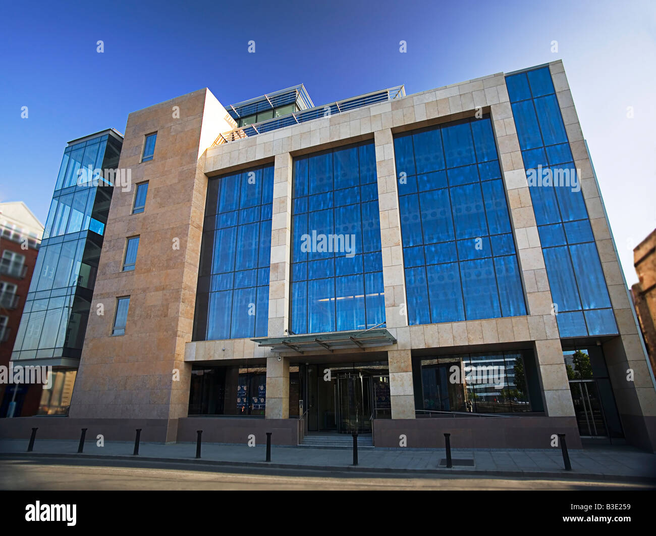 Sir john rogersons quay dublin Banque de photographies et d’images à ...