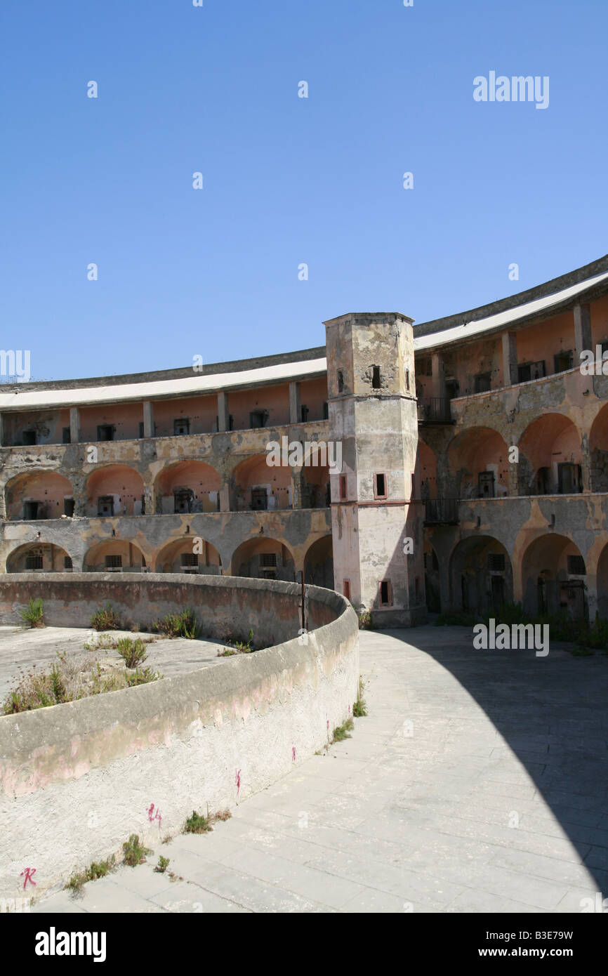 Ancienne prison de bourbon sur l'ile de santo stefano Banque de ...