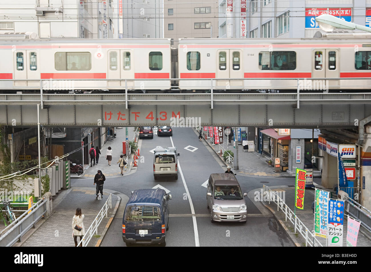 Pont de passage de train sur l'autoroute Banque de photographies et d ...