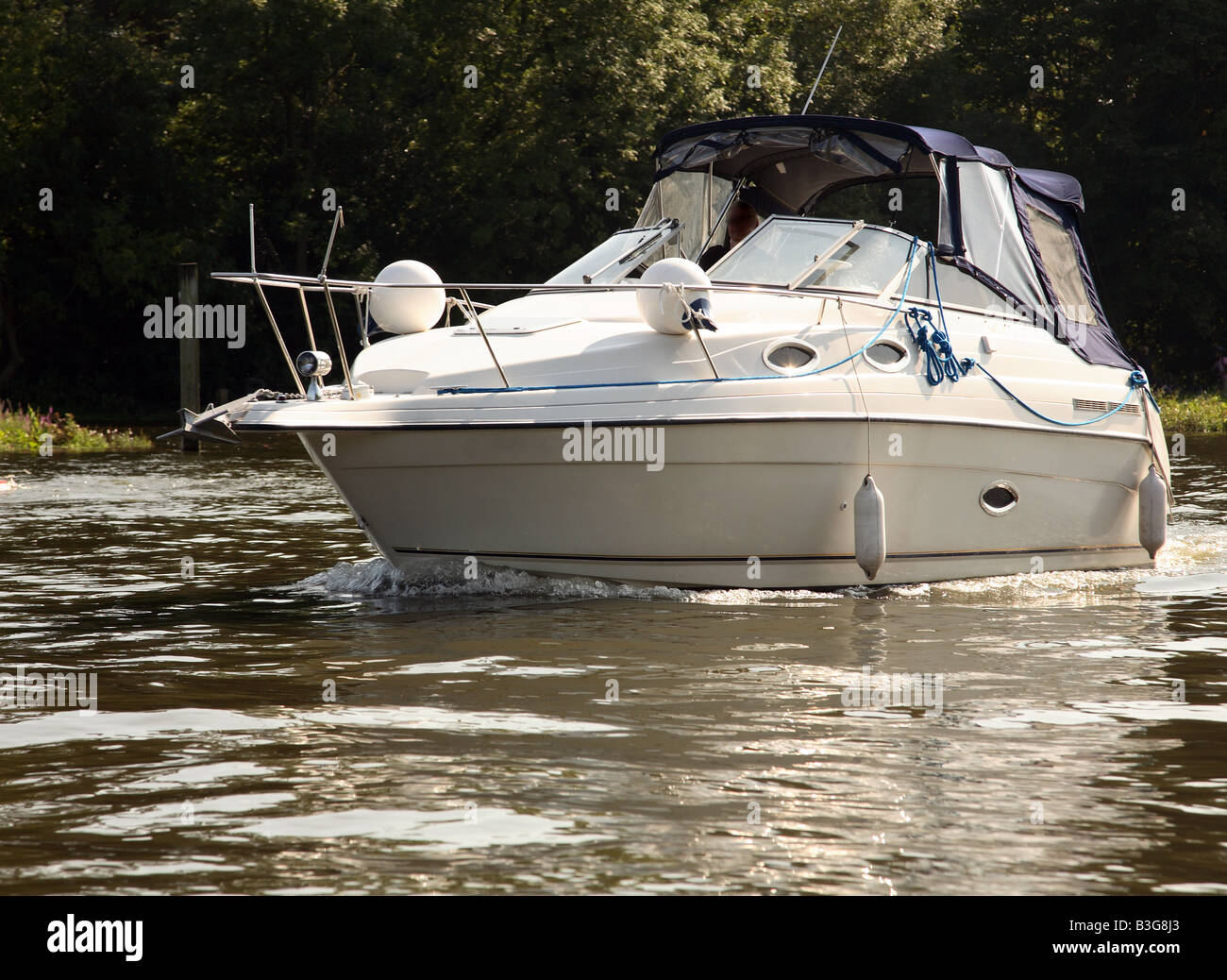 Cabin cruiser Banque de photographies et d’images à haute résolution ...
