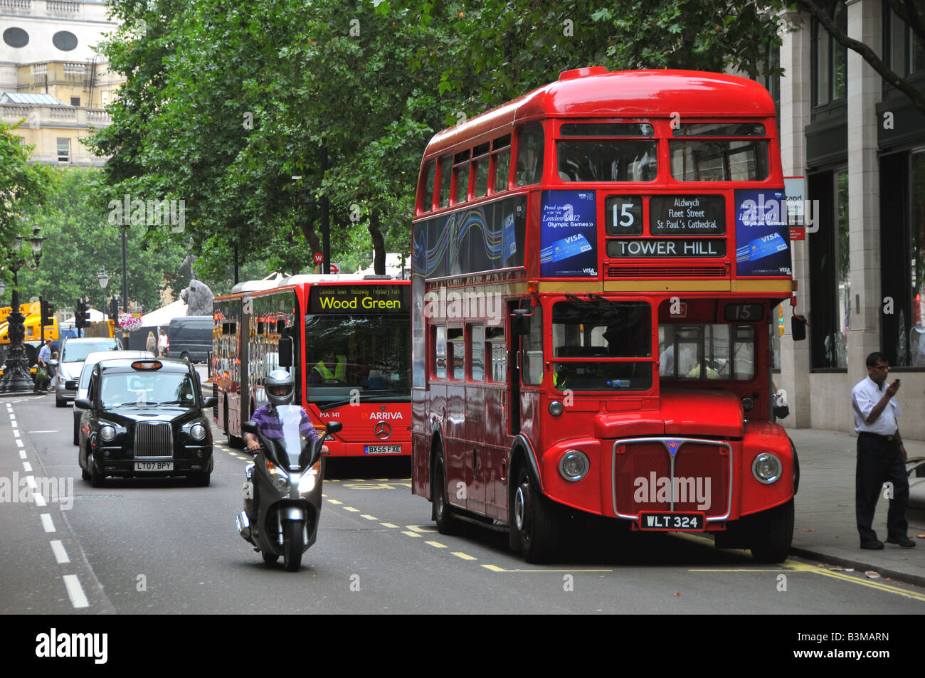 London Routemaster bus et un moderne bendy-bus, Londres, Angleterre ...