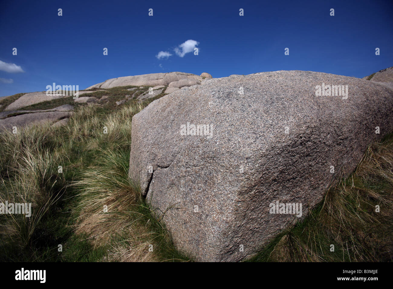 Vraiment un gros rocher sur une plage Photo Stock - Alamy