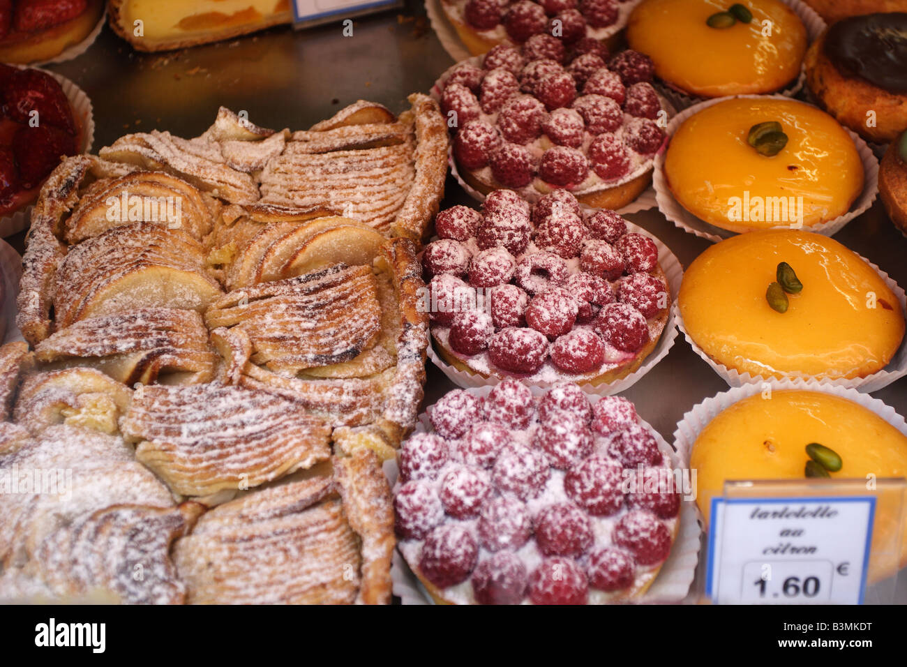 French Pastries In Patisserie Paris Banque d'image et photos - Alamy