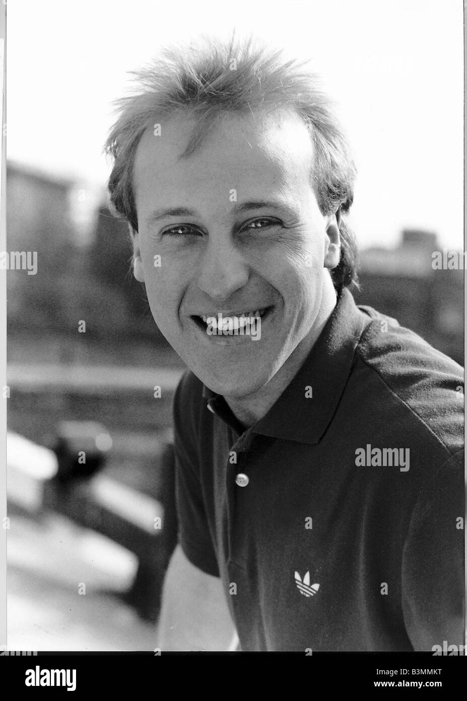 Mike Brosnan présentatrice TV Photo Stock - Alamy