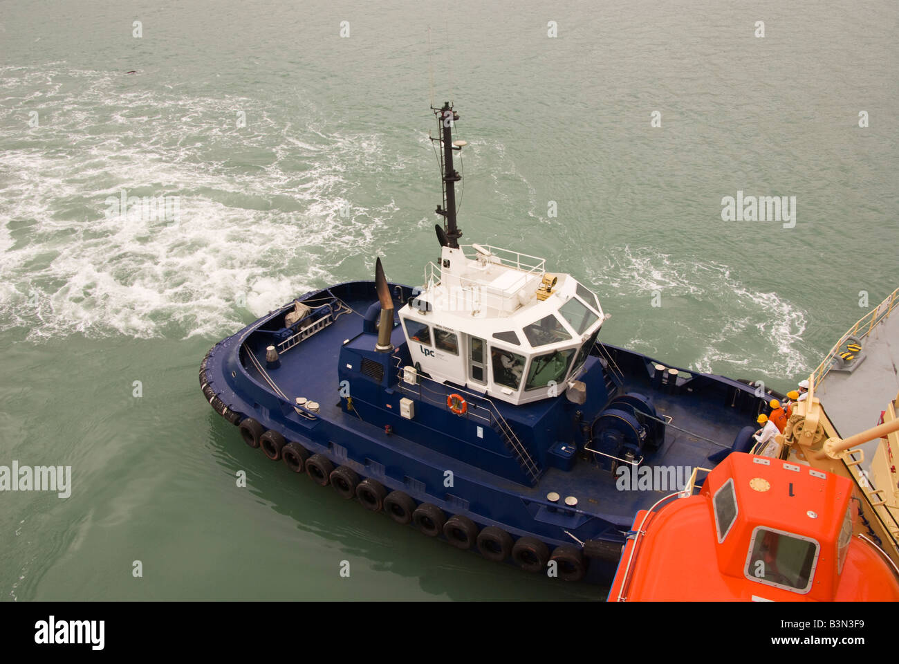 Remorqueur moderne Banque de photographies et d’images à haute ...