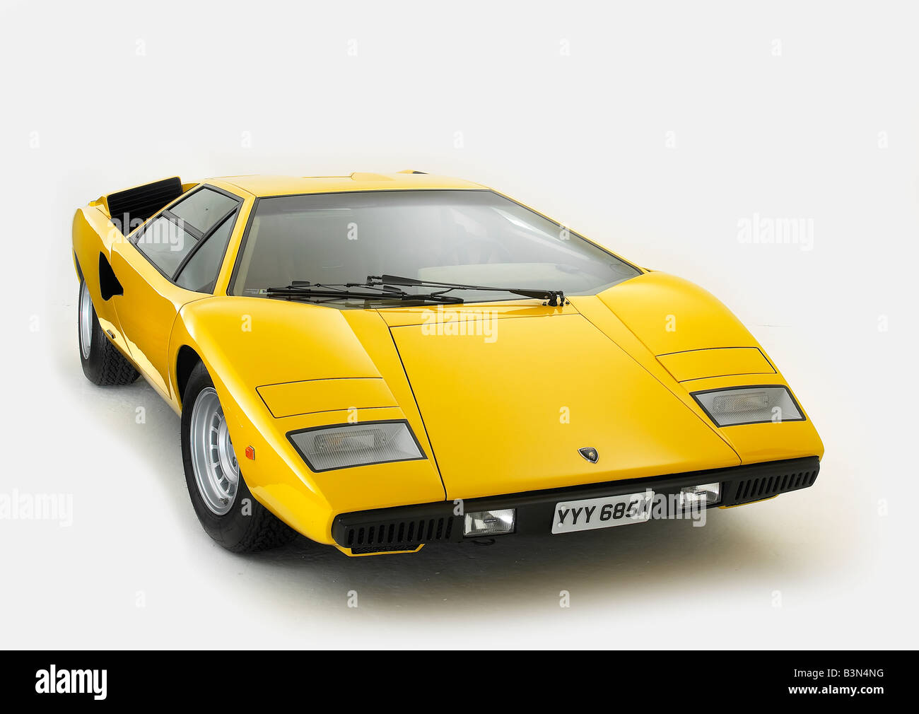 Yellow lamborghini countach Banque de photographies et d’images à haute ...