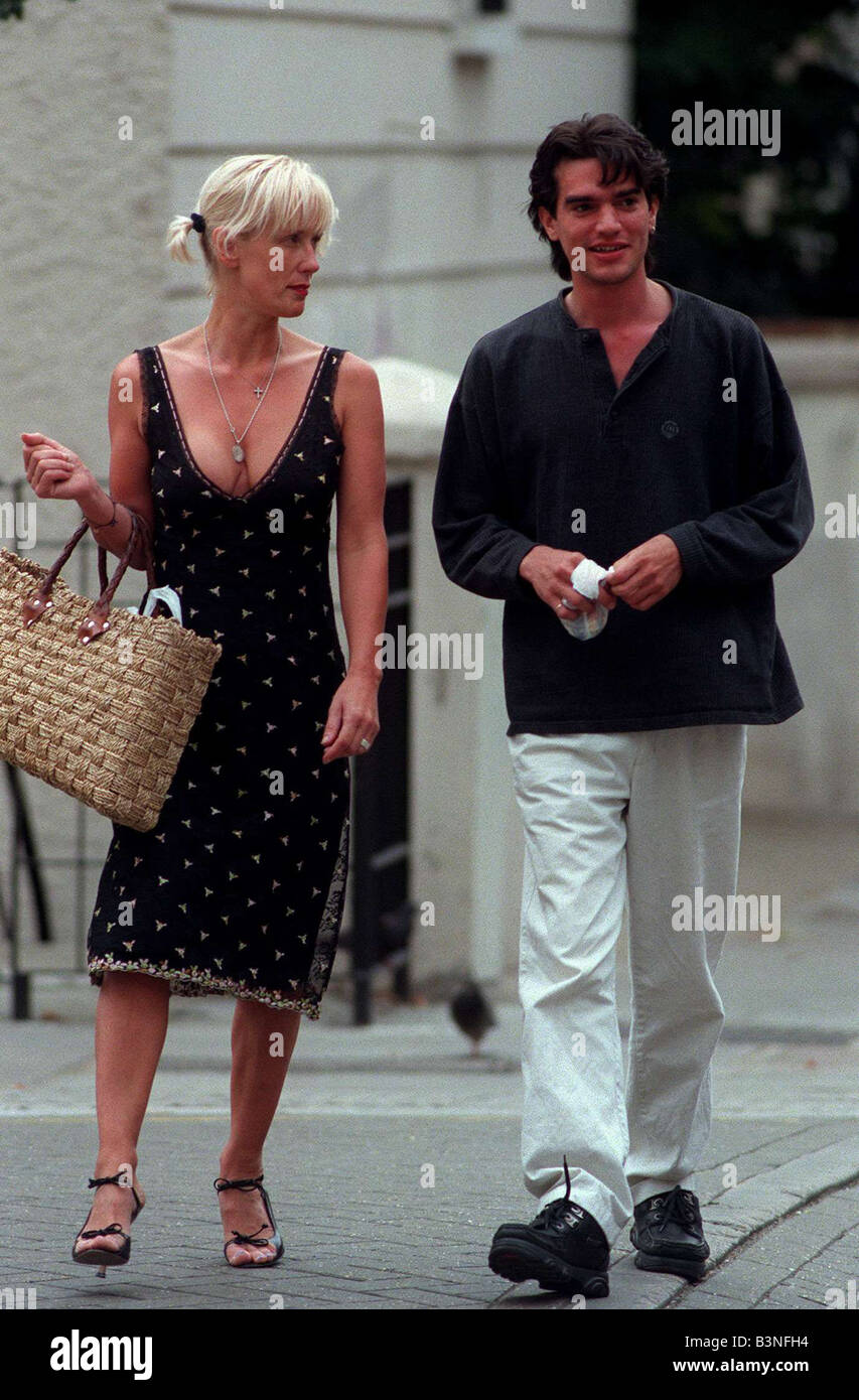 Paula Yates présentatrice TV Octobre 1998 Walkng down street avec son ...