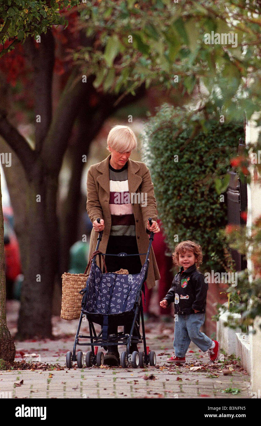 Paula Yates présentatrice TV Novembre 1998 autour de sa maison à ...