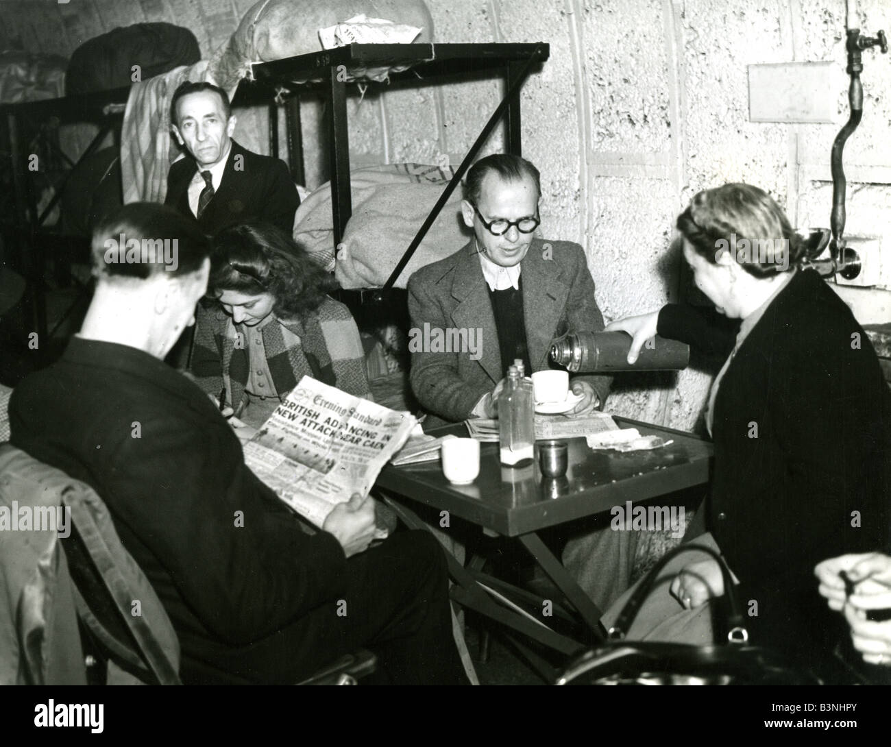 London underground station shelter ww2 Banque de photographies et d ...