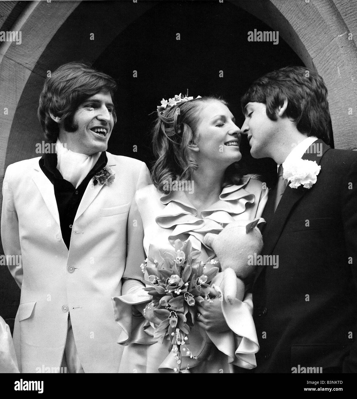 Fichiers 1968 Beatles Paul McCartney embrasse sa nouvelle soeur Angela ...