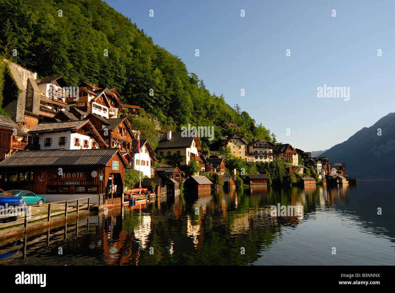 Village de Hallstatt par Hallstattersee dans le lac de Hallstatt ...