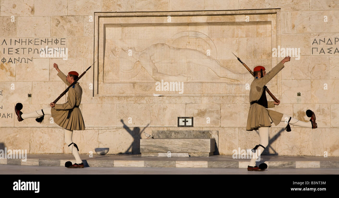 Evzon traditionnelle garde dans la Tombe du Soldat inconnu, Athènes ...