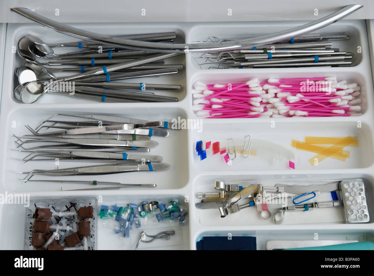Drawer with dental instruments Banque de photographies et d’images à ...