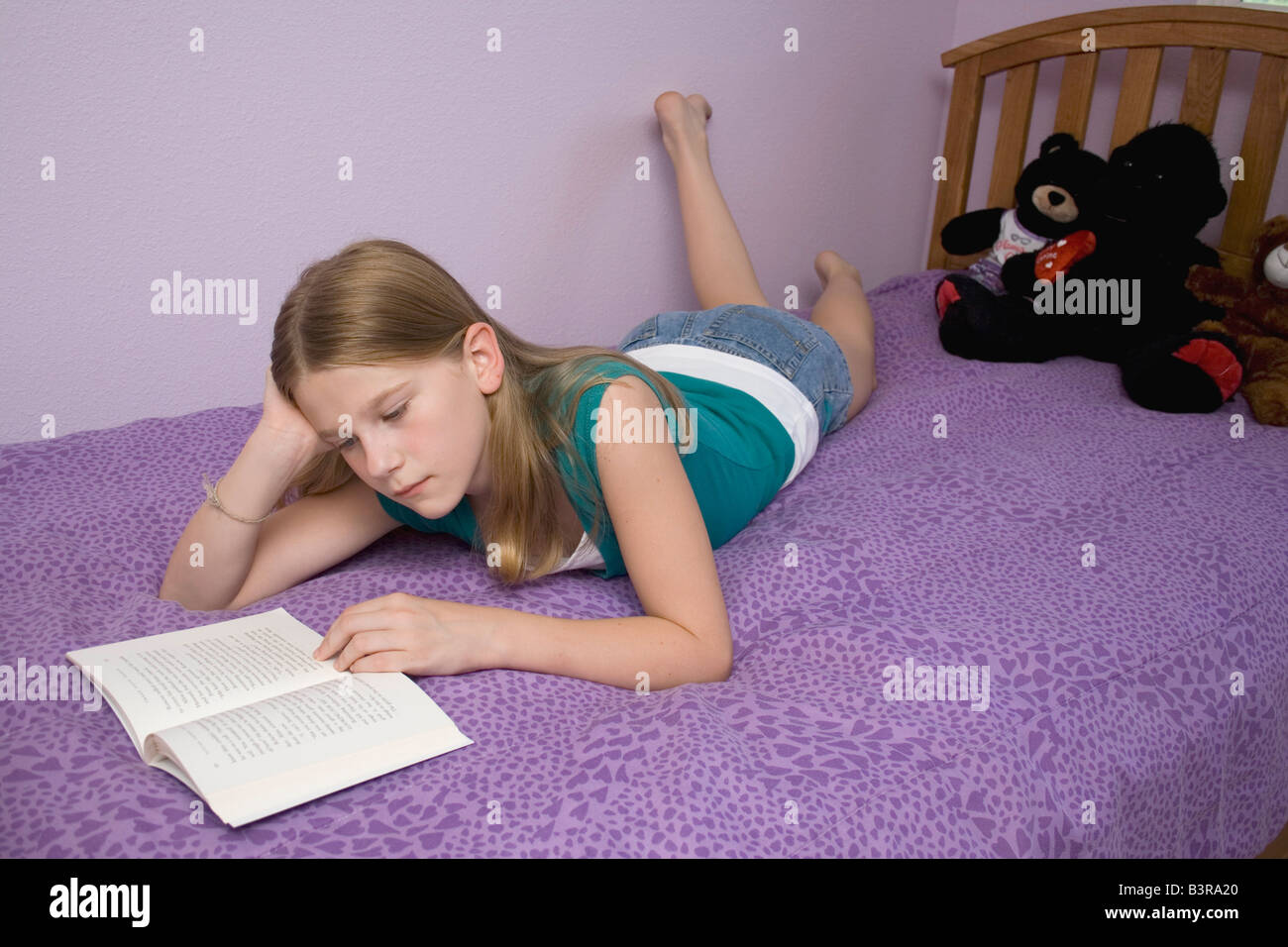 Jeune Fille Allongée Sur Le Ventre Banque De Photographies Et Dimages