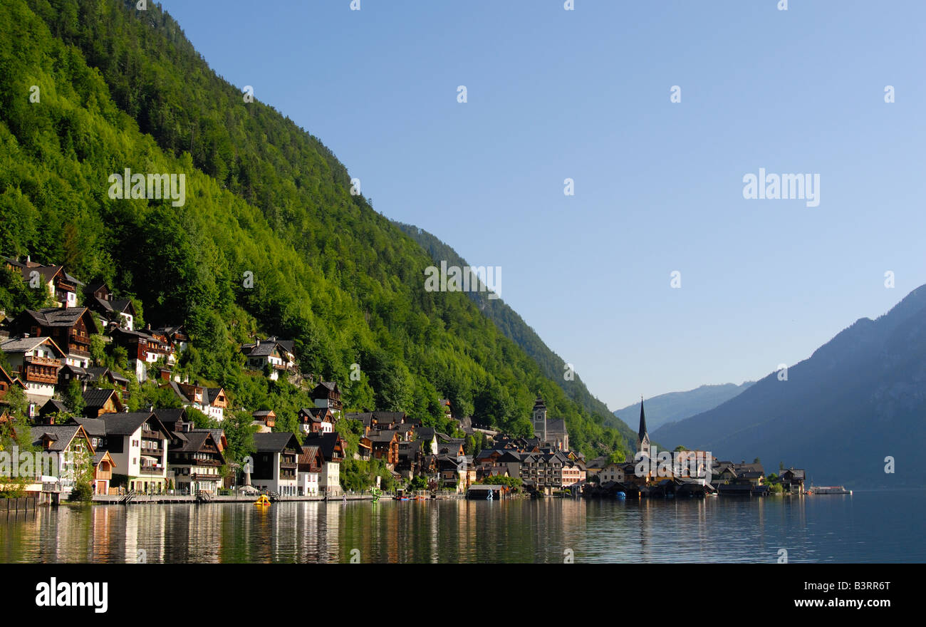 Village de Hallstatt par Hallstattersee dans le lac de Hallstatt ...