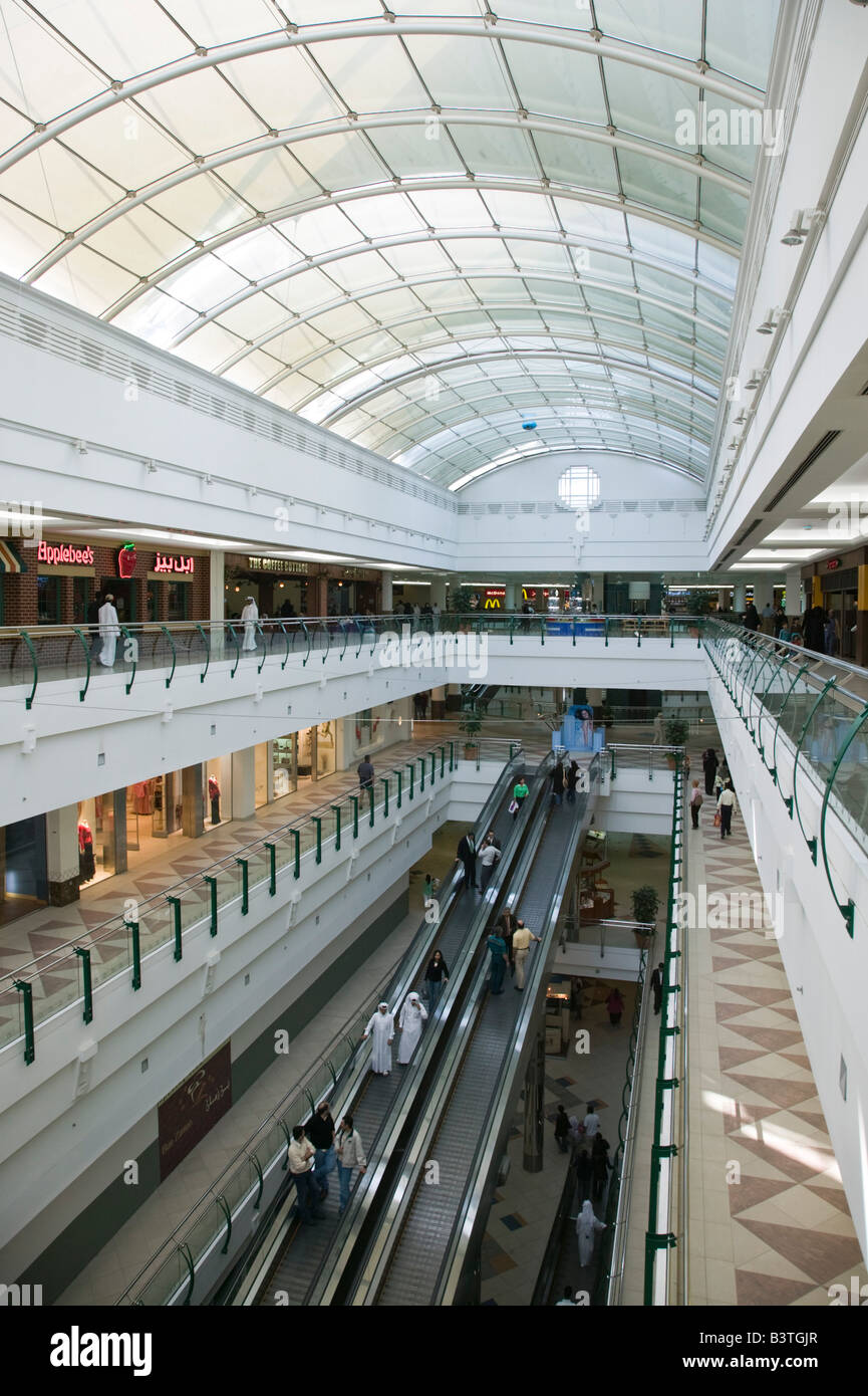 Centre commercial doha qatar indoor people Banque de photographies et d ...