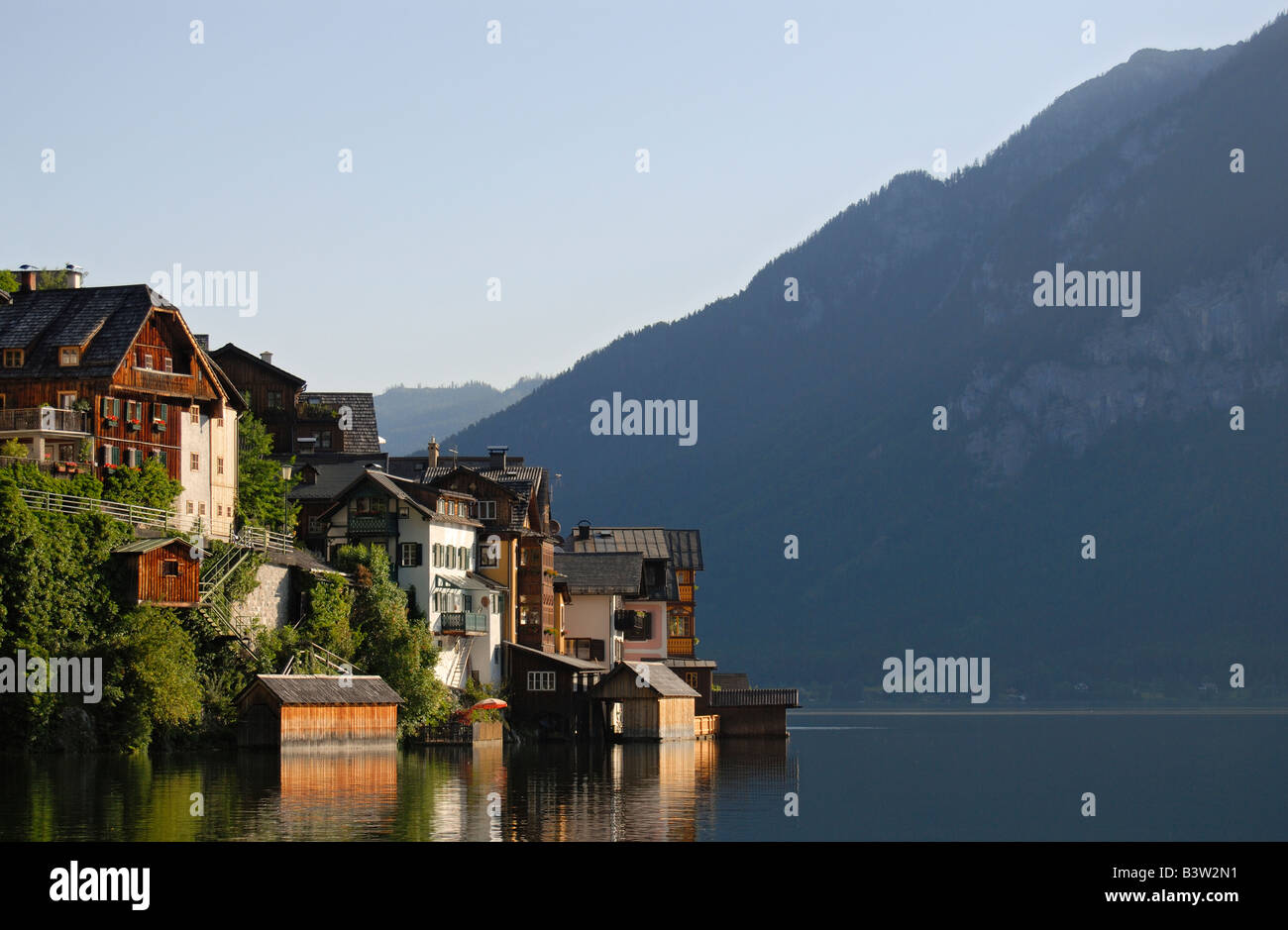 Village de Hallstatt par Hallstattersee dans le lac de Hallstatt ...