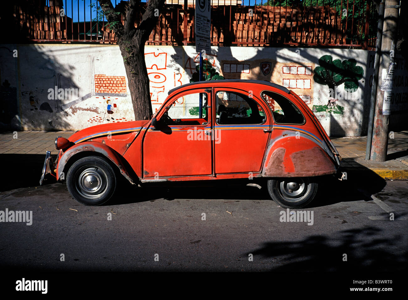 Rusty car citroen 2cv Banque de photographies et d’images à haute ...