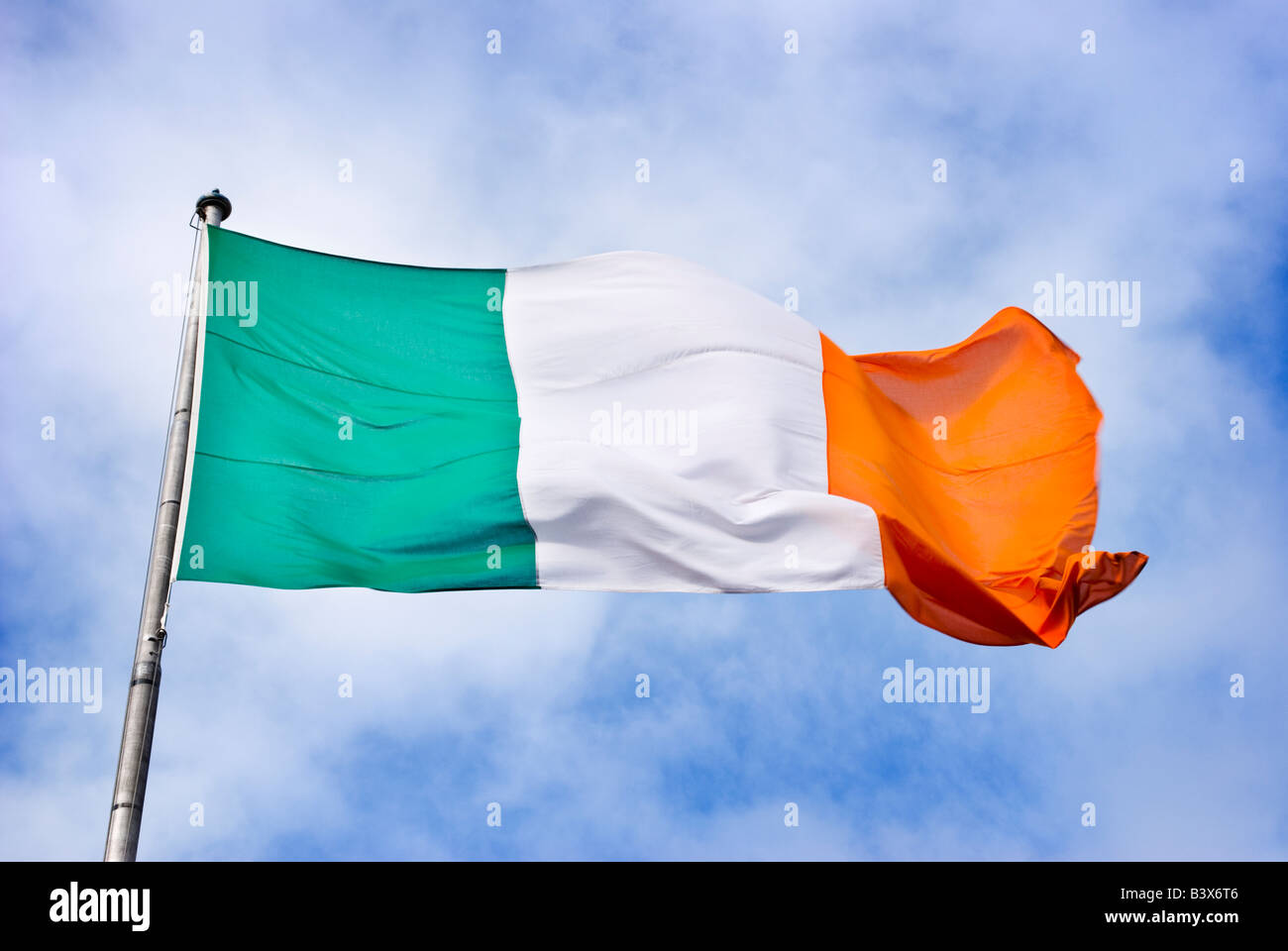 Drapeau irlandais flottant au vent contre un ciel bleu Photo Stock - Alamy
