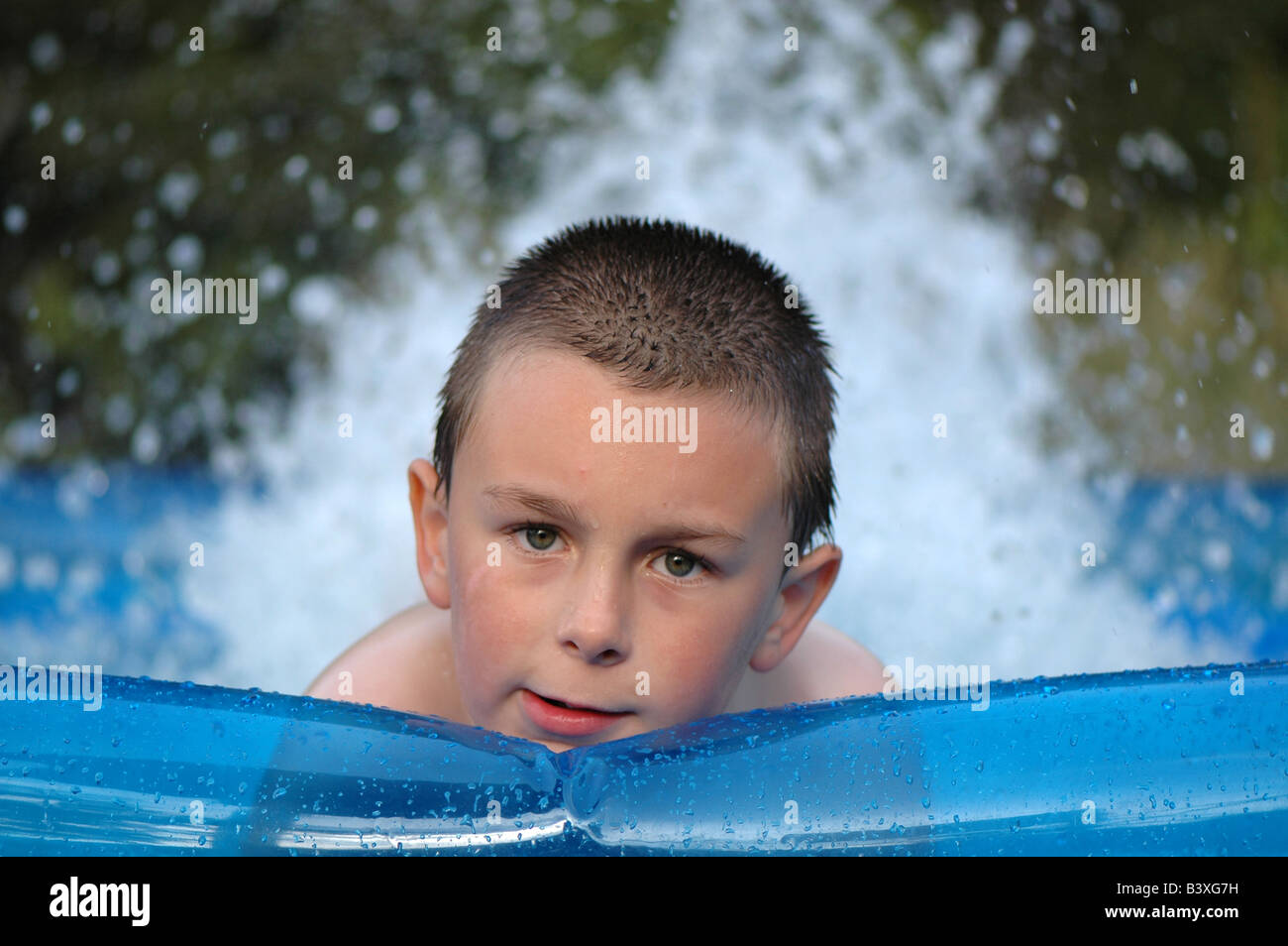 éclaboussure dans une piscine Banque de photographies et d’images à ...