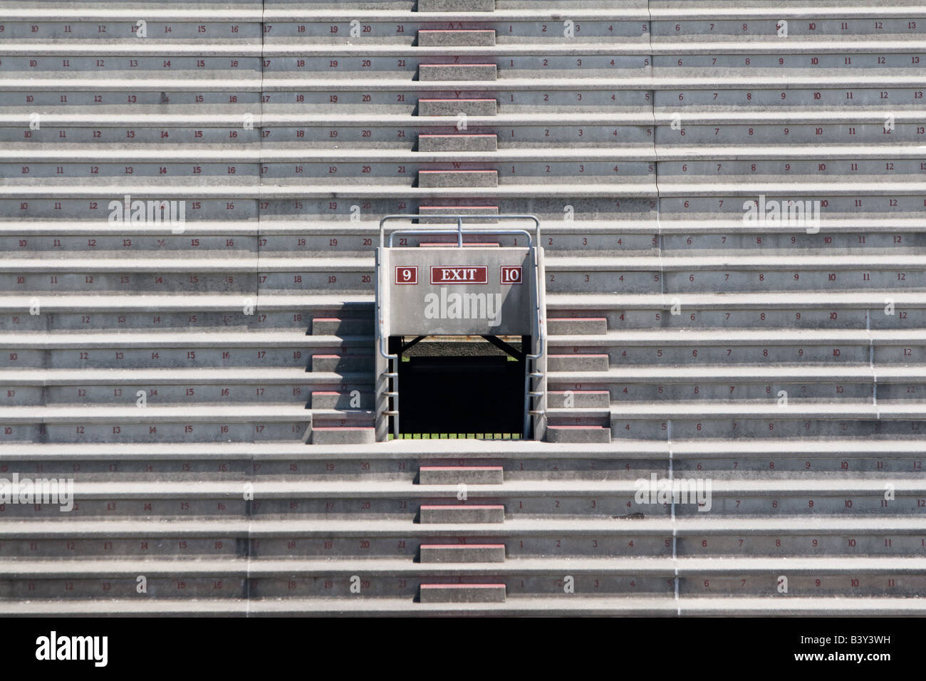 Stade sportif de ciment et la banquette escalier de sortie Photo Stock ...