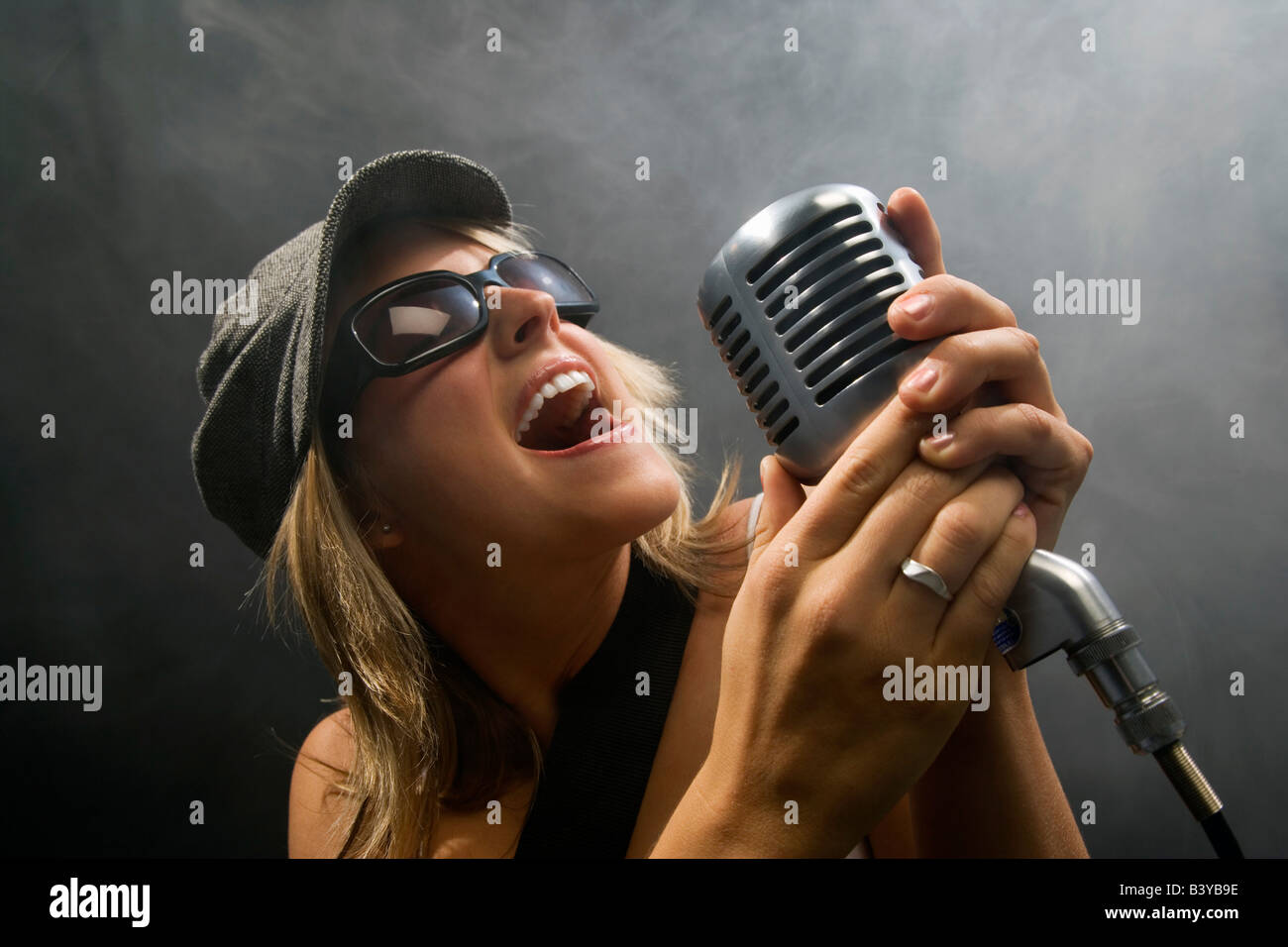 Chanteuse chanteuse chantant mic Banque de photographies et d’images à ...