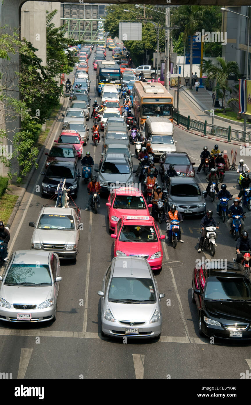 Une voie pleine de bouchons de circulation attend au feu à Bangkok en ...