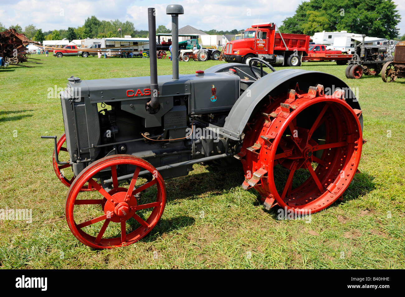 Old case tractor Banque de photographies et d’images à haute résolution ...