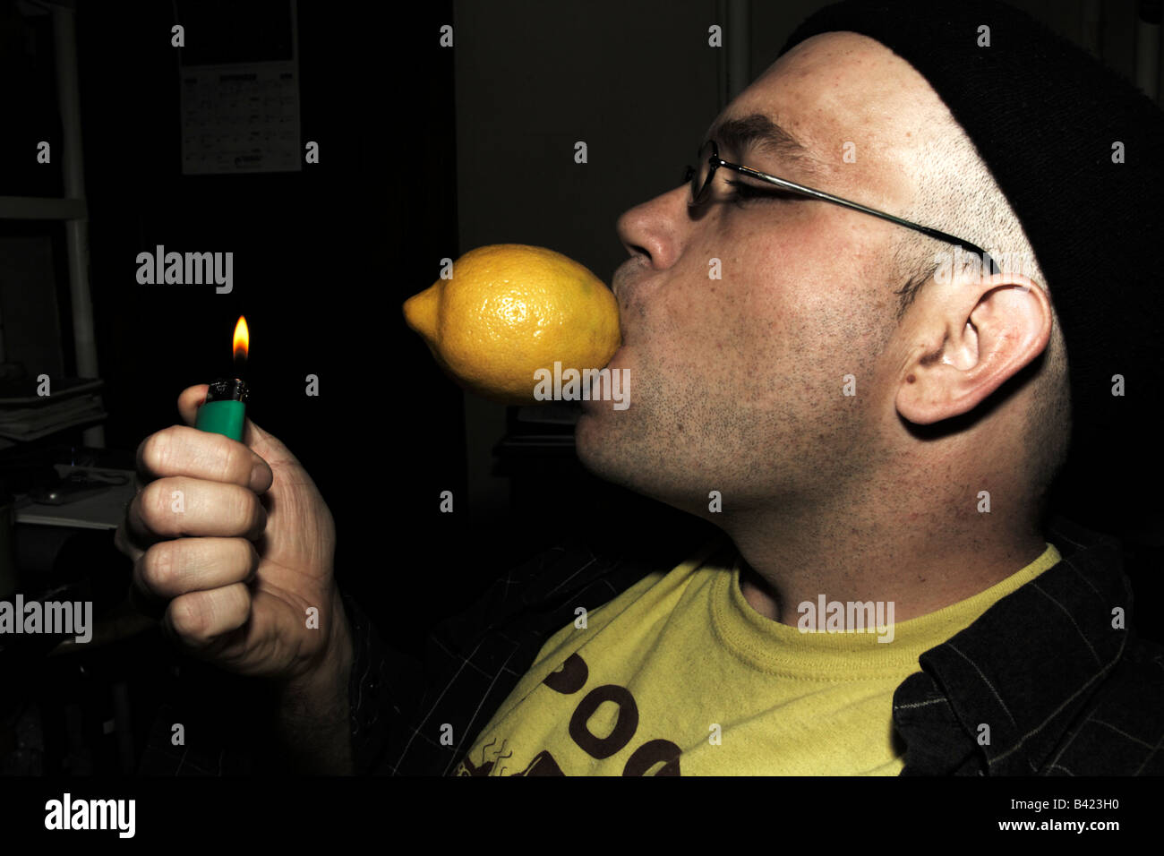 Un homme avec un briquet Bic prétendant à la lumière de l'embout d'un ...