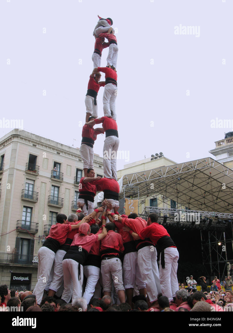 Castellers construire pyramide humaine fiesta Barcelona Photo Stock - Alamy