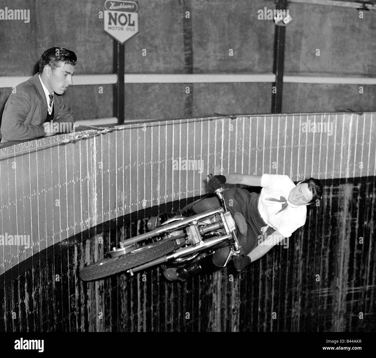 Wall death motorcycle rider Banque d'images noir et blanc - Alamy
