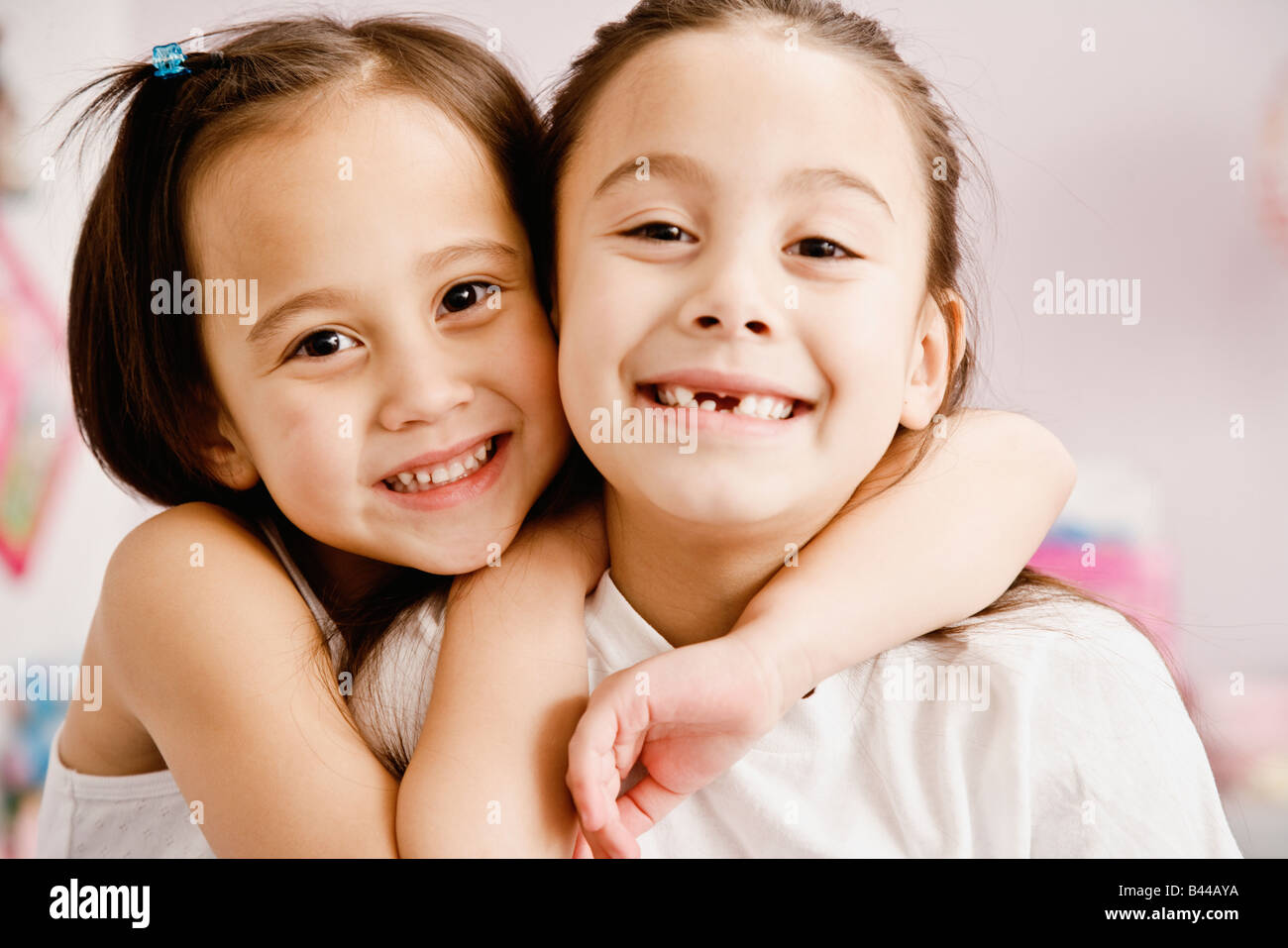 Two Asian Girl Sisters Hugging Banque De Photographies Et Dimages à