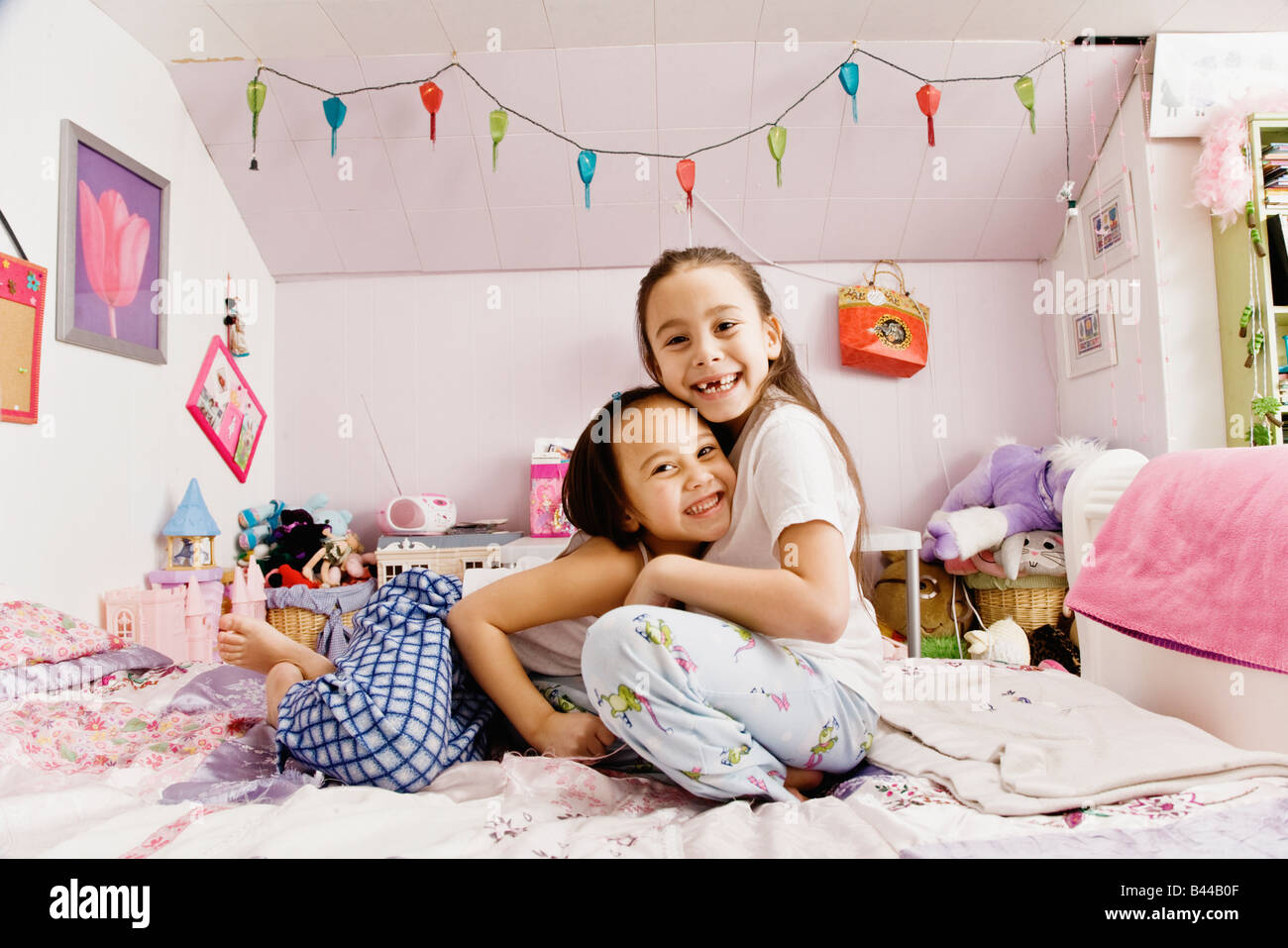 Two Asian Girl Sisters Hugging Banque De Photographies Et Dimages à