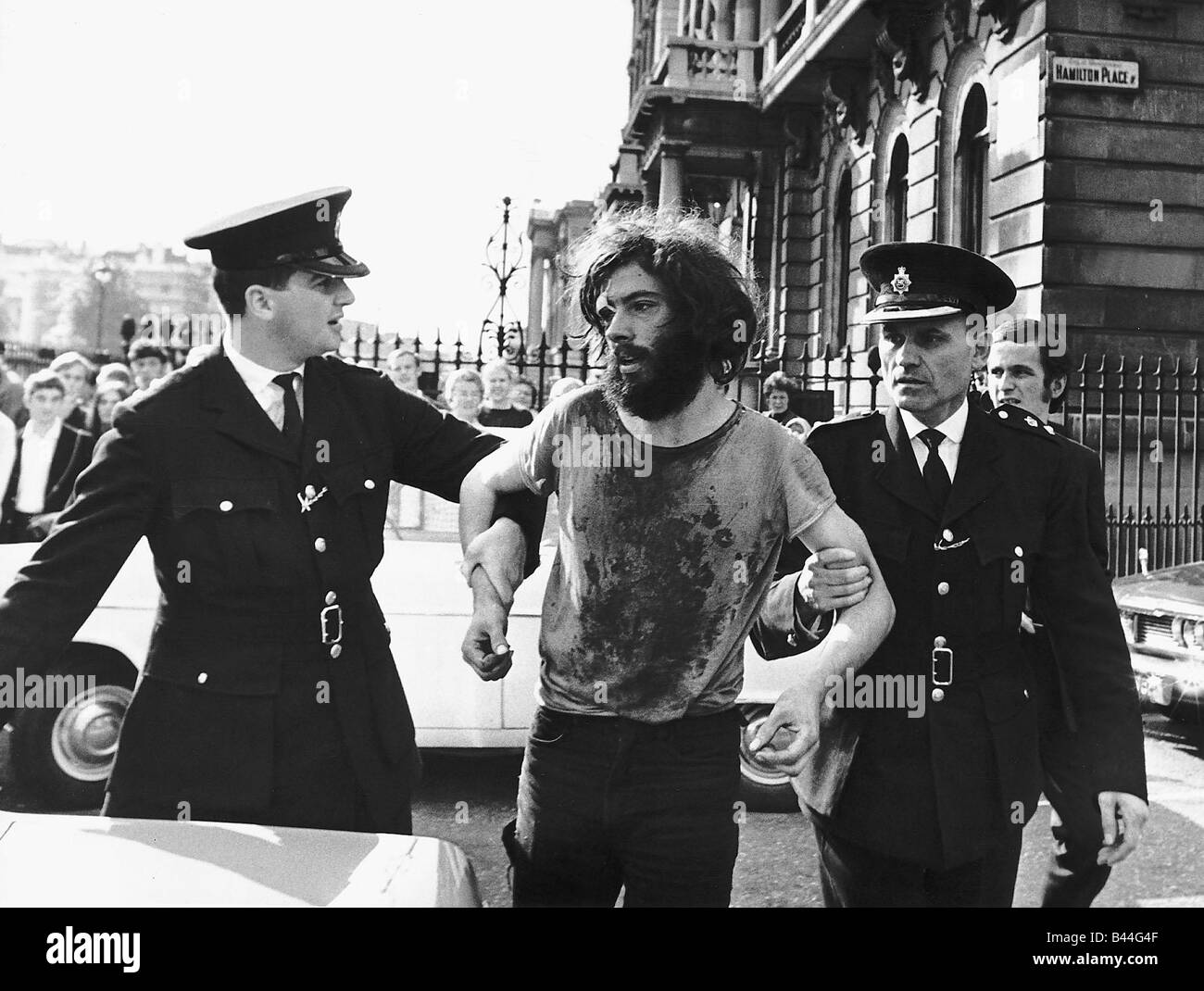 Le Dr John Moffatt selfstyled leader hippie est emmené par la police ...