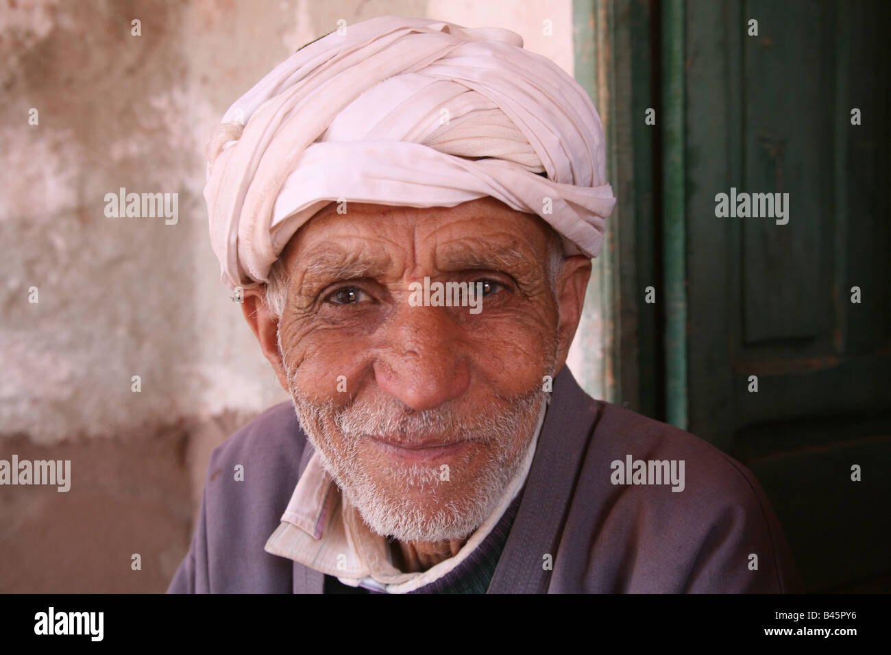 Moroccan old man with beard and turban Banque de photographies et d ...