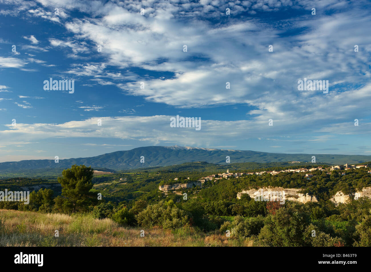 Venasque mont ventoux Banque de photographies et d’images à haute résolution - Alamy