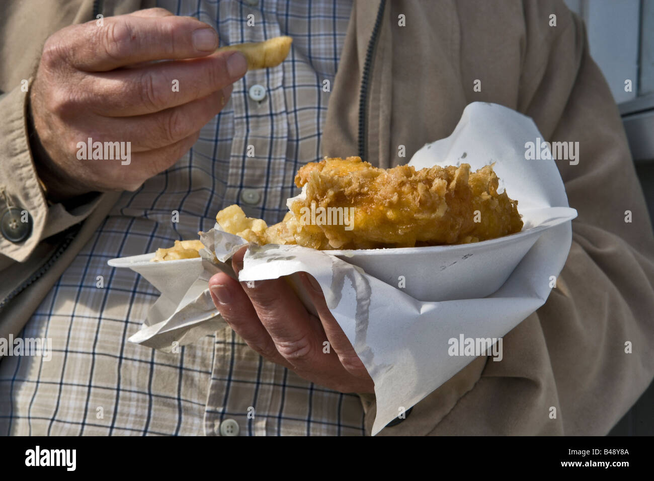 Man eating fish and chips Banque de photographies et d’images à haute ...