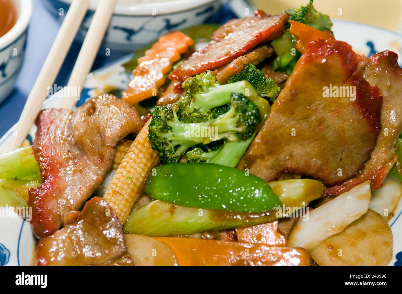 Tranches de rôti de porc avec un mélange de légumes chinois au ...