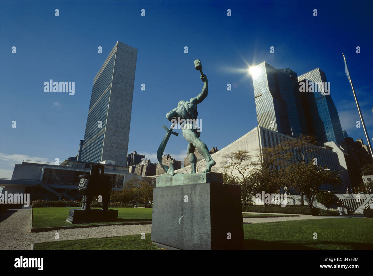 Épée à socs, la sculpture dans les locaux de l'Organisation des Nations ...