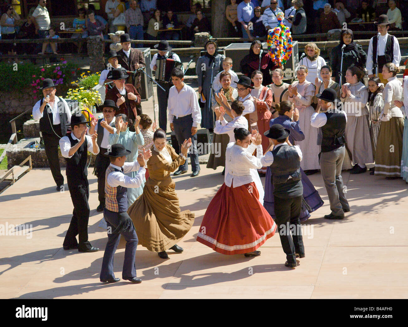 Costumes folkloriques traditionnels Banque de photographies et d’images ...