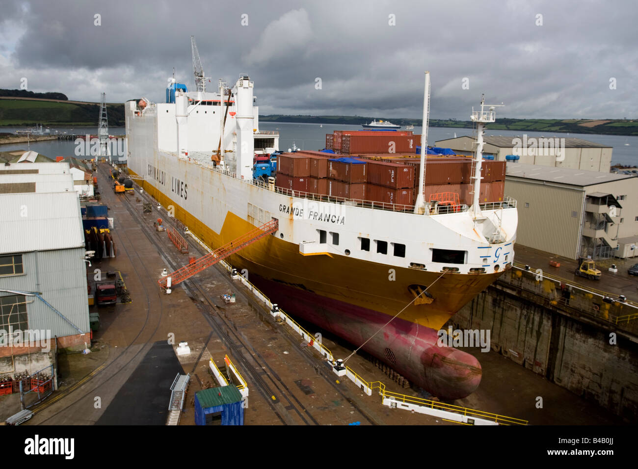 Grande Francia conteneurs navire en cale sèche Grimaldi Lines Docks ...