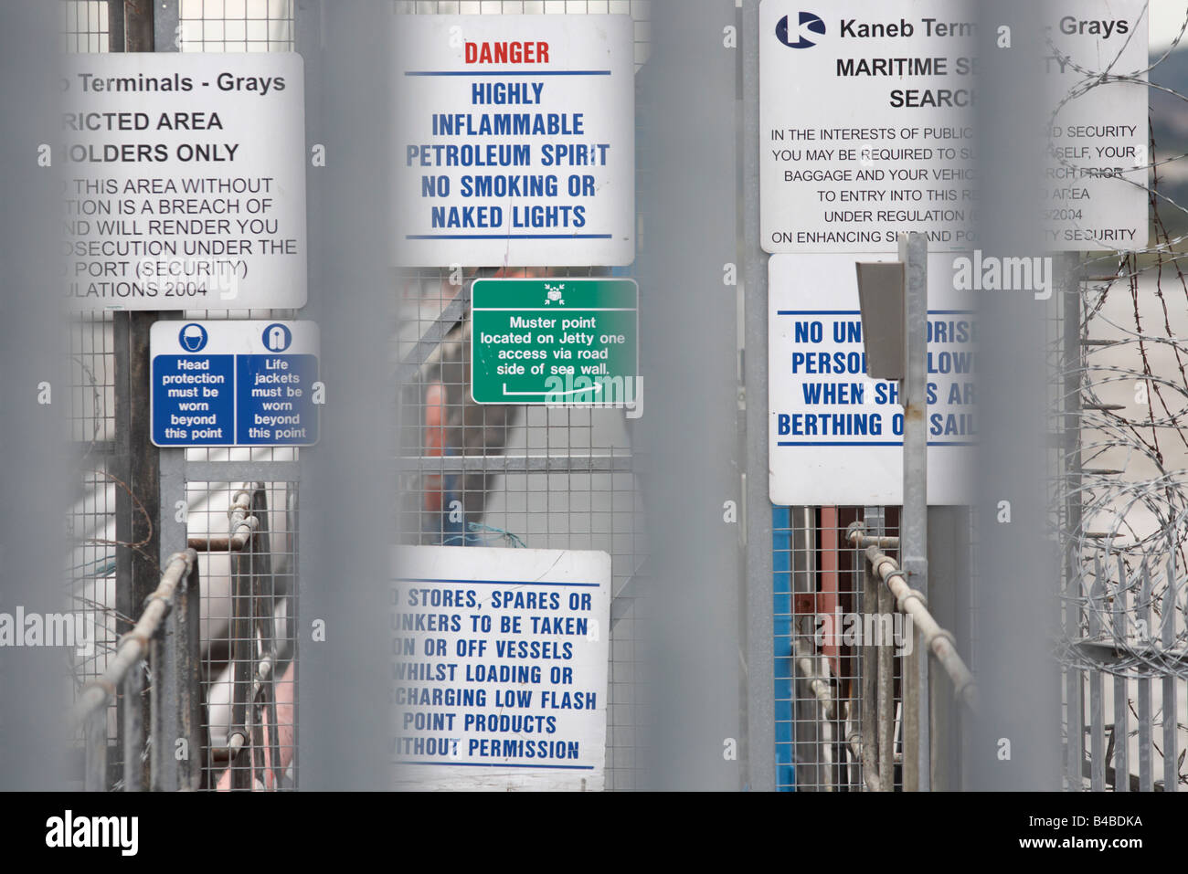 Feux et signaux d'avertissement de danger sur le terminal de stockage ...